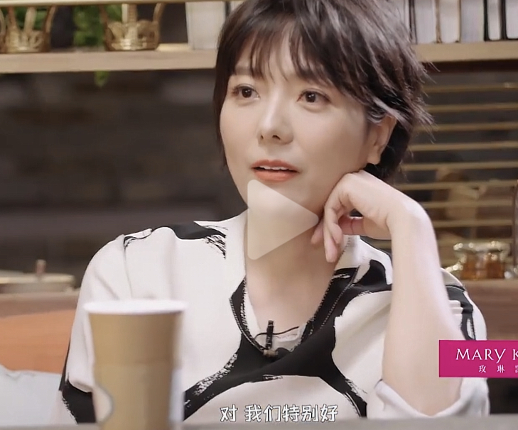 Yang Lele: After being abandoned by her first love, she turned around ...