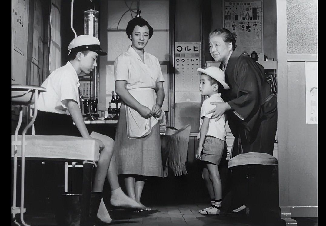 The movie "Tokyo Story" low camera photography conveys Japanese ...
