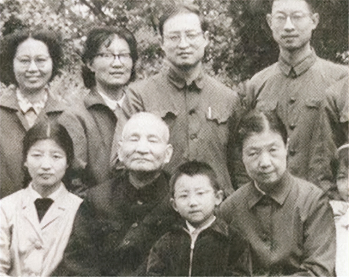 Yu Ruomu: used to be Chen Yun's secretary, married Chen Yun at the age of 19, and his son was ...