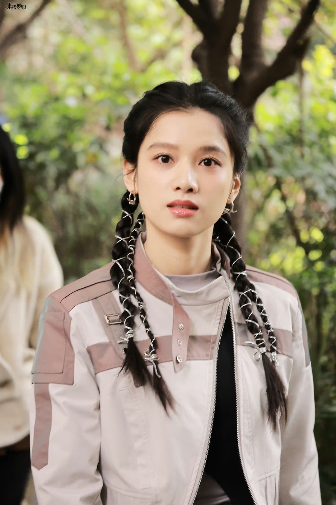 Let's run 11 Chengdu recording Reuters, Zhang Jingyi's double braids ...
