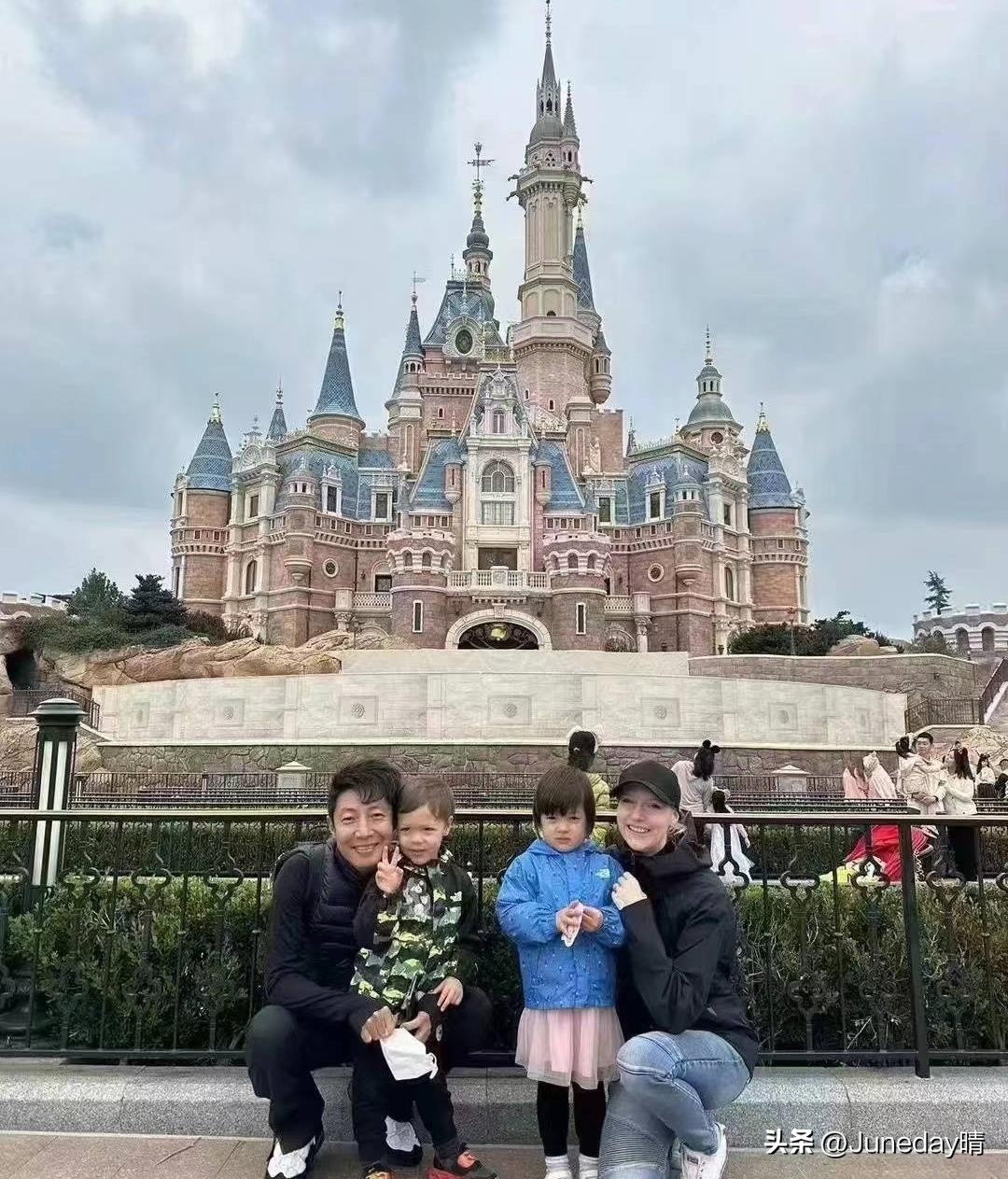 Sa Beining's family of four travels together, sharing front-facing ...