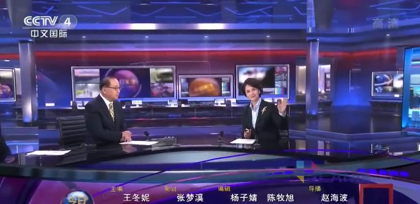 CCTV anchor Xu Li waved goodbye to the audience at the end. She is a ...