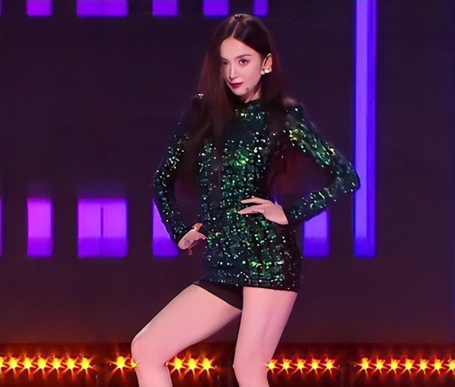 New Year's Eve or "Rollover Night", fake singing, out-of-tune, fake ...