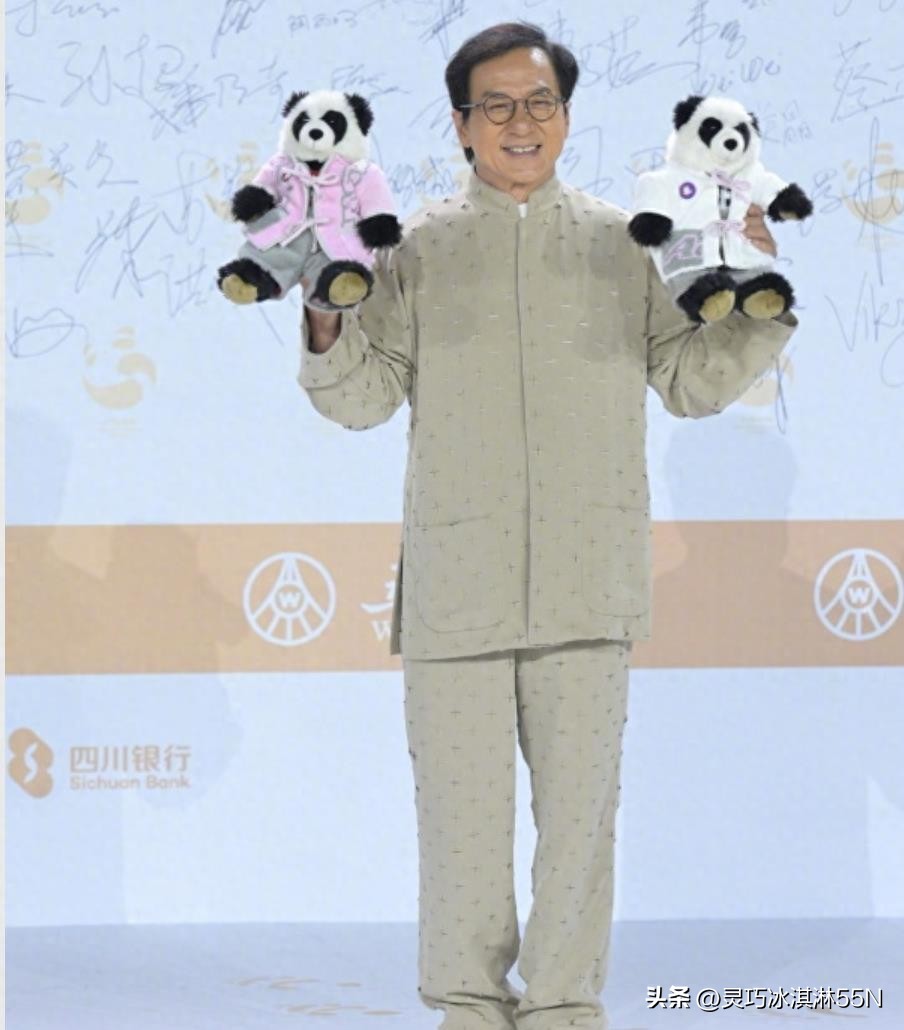 73-year-old Zhang Yimou is full of energy, and Zhang Songwen looks like ...