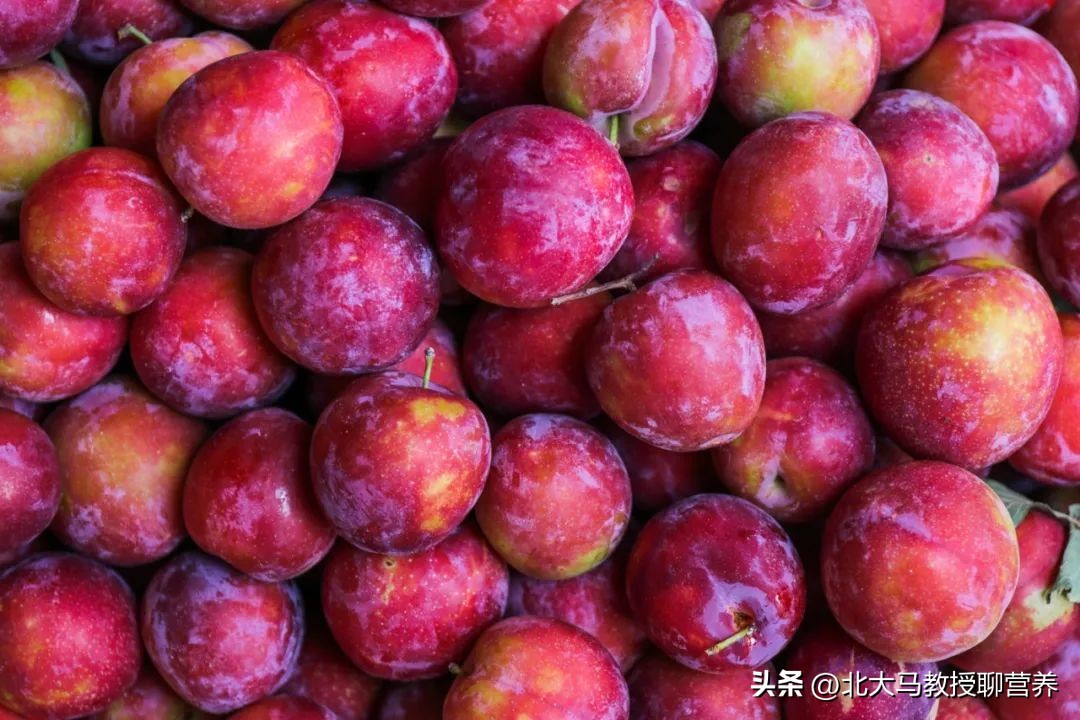 It is rumored that "the dead are buried under the plum tree", is eating ...