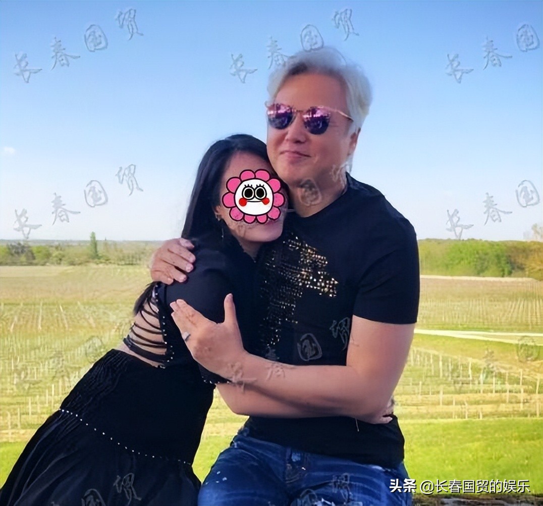 Zhang Ting's husband took a group photo with the long-haired woman ...