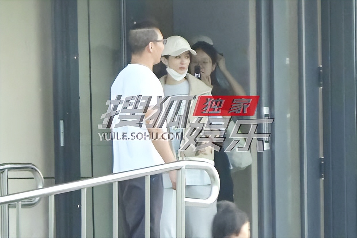 Zhao Liying came out as a guest to communicate in sign language and ...