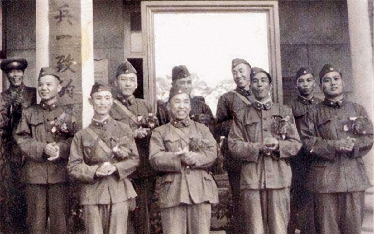 Facing the enemy commander, helpless, the 17-year-old bugler shouted: I ...