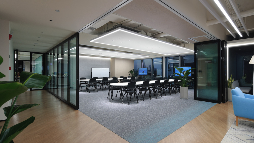 Modern and simple Nanjing BMW & ArcherMind BA TechWorks office design ...