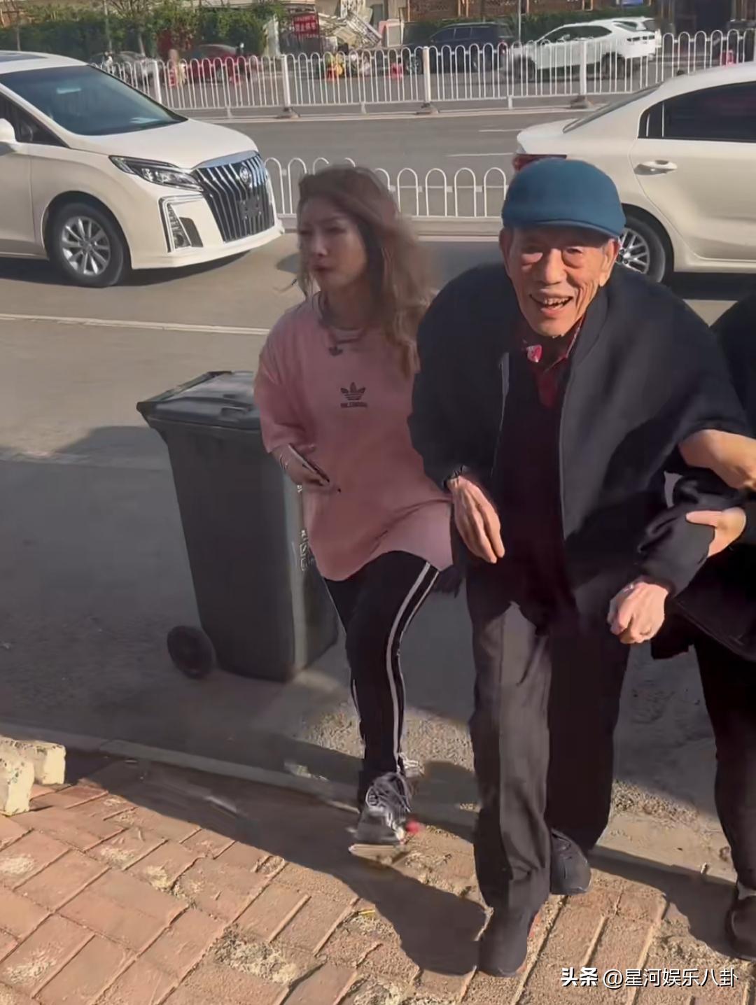 92-year-old Yang Shaohua appeared in Han Zhao's restaurant, walking ...