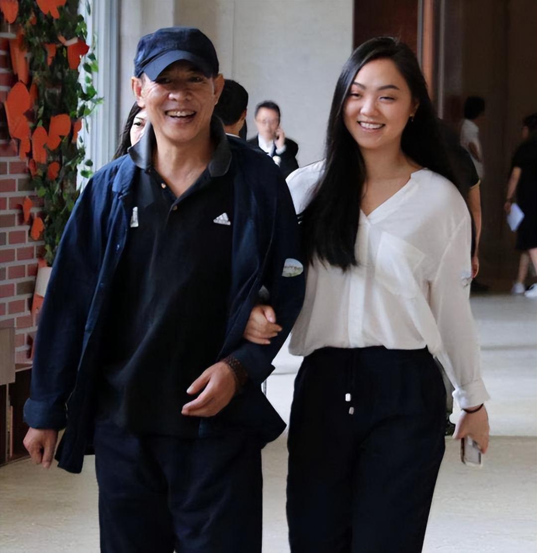 Jet Li posted a family portrait! The couple naturally aged, but the two ...