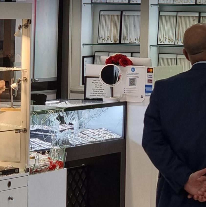 Gunshots rang out in Sydney shopping mall!Man ransacks jewelry store at ...