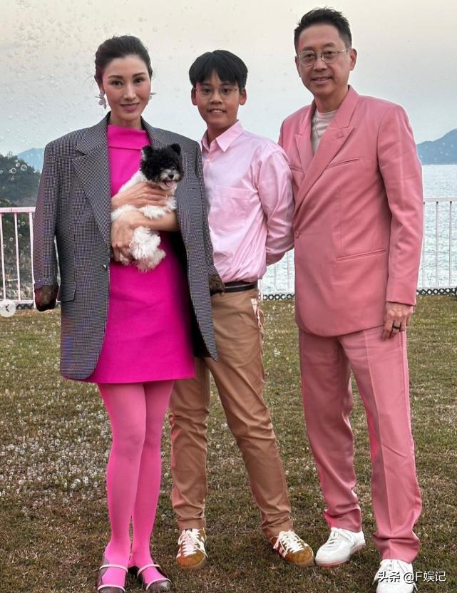 Li Jiaxin and her husband and son entered the racecourse after watching the concert, it seems ...