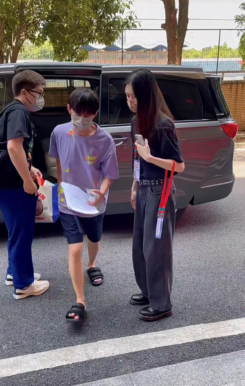 He Jiong appeared in Changsha on September 2, with a pretty face and a ...