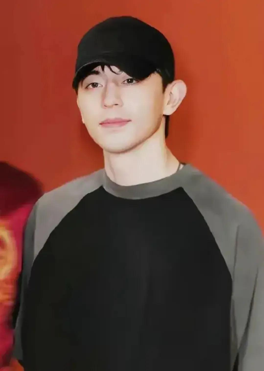 Deng Lun handsomely appeared on the street and was surrounded by fans ...