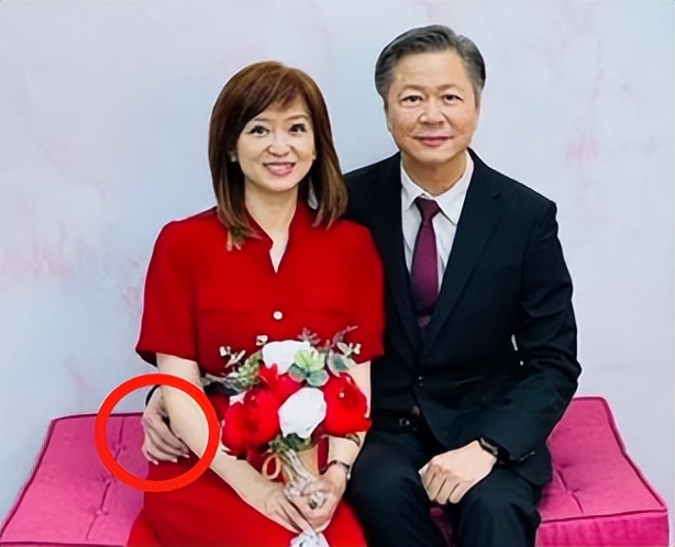 Host Zhou Yuqin married a 64-year-old professor!Take an intimate group ...