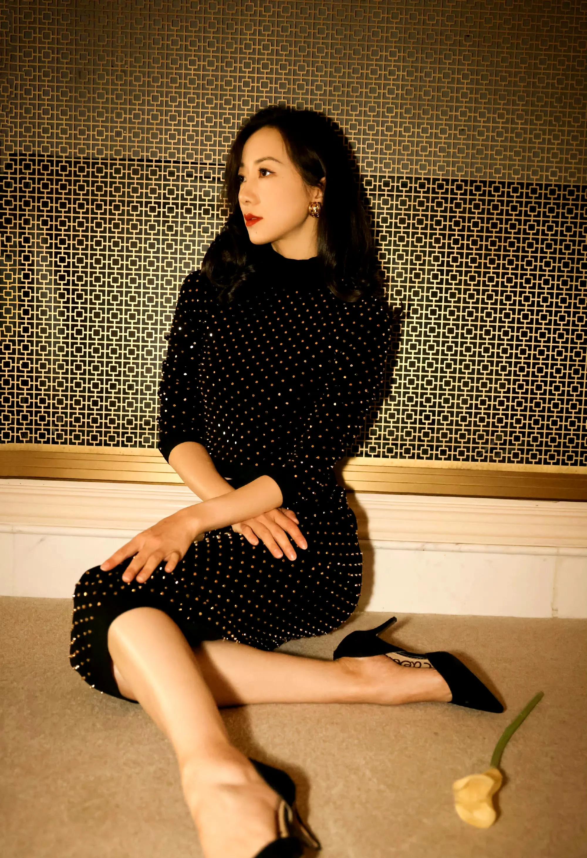 Han Xue, with fair and slender legs and high heels, is so beautiful ...