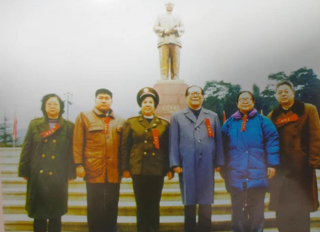 Descendants of the Mao family gathered in Shaoshan in 1993, and Jiang ...