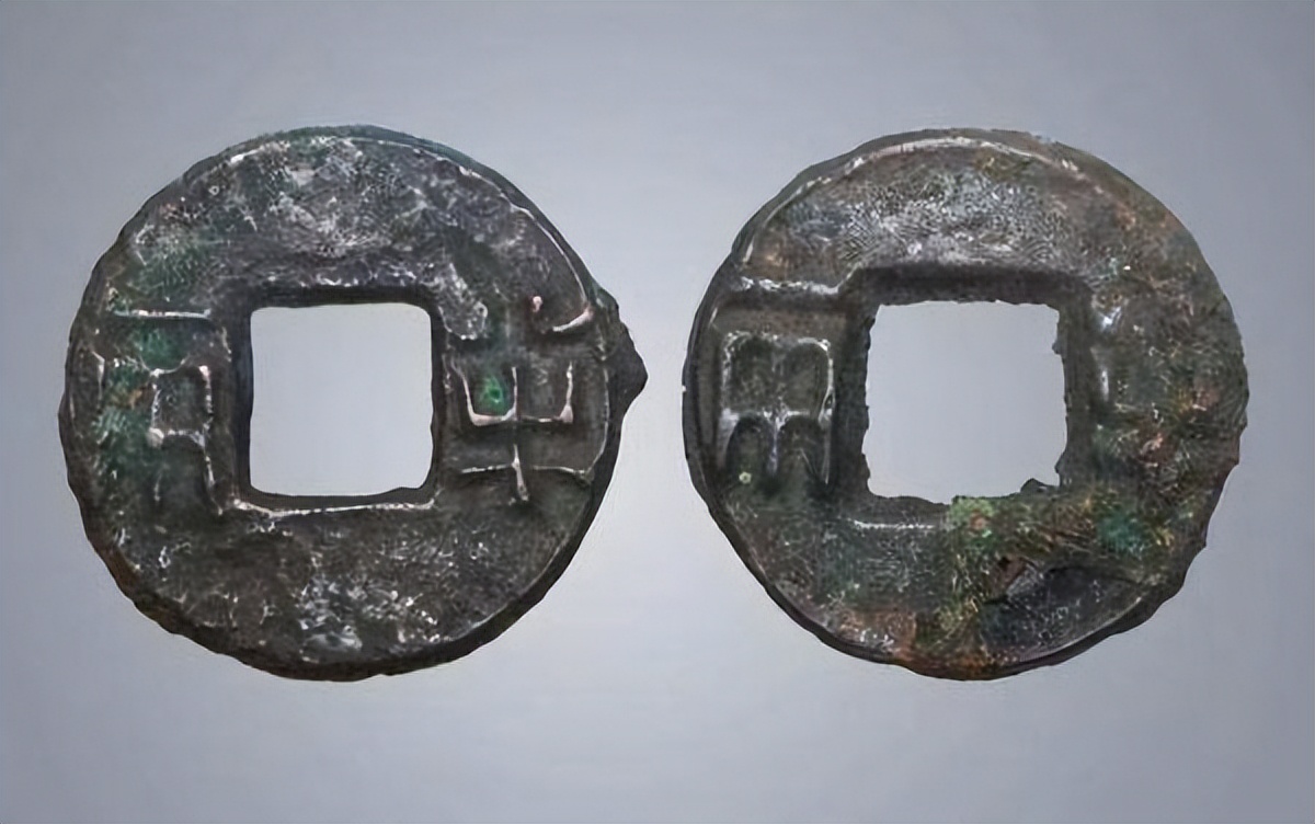 Analyze the unique characteristics of the coins in the Qin and Han ...