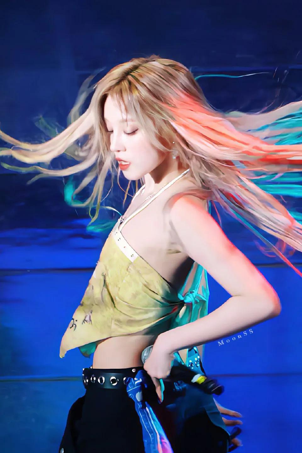 Song Yuqi danced hotly wearing a "belly pocket" top, and his big moves ...