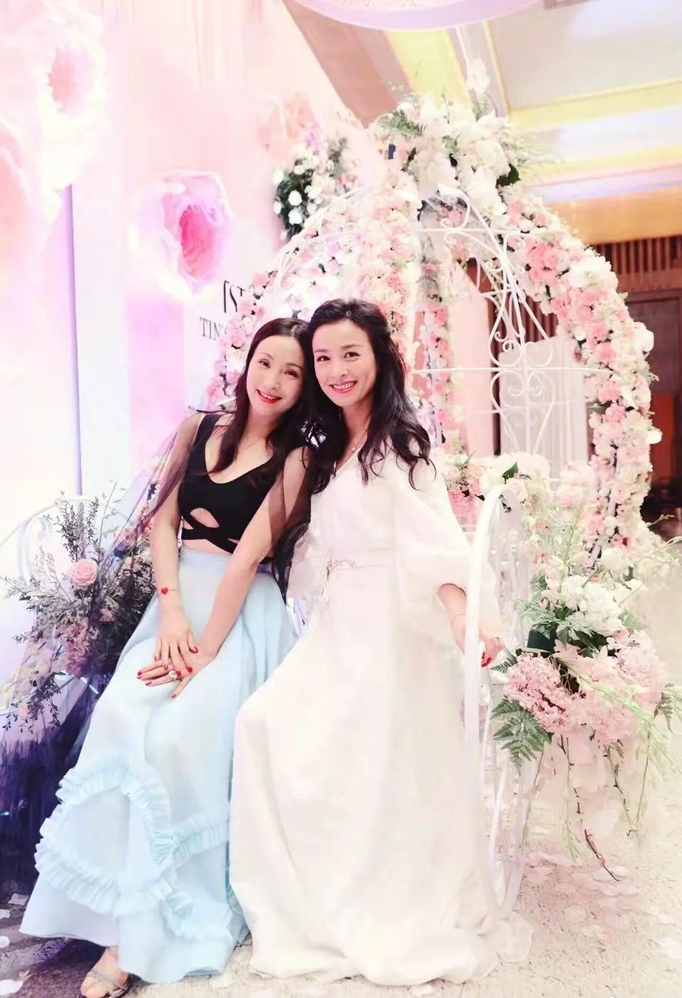 Husband and wife each play their own way, and the friendship between ...