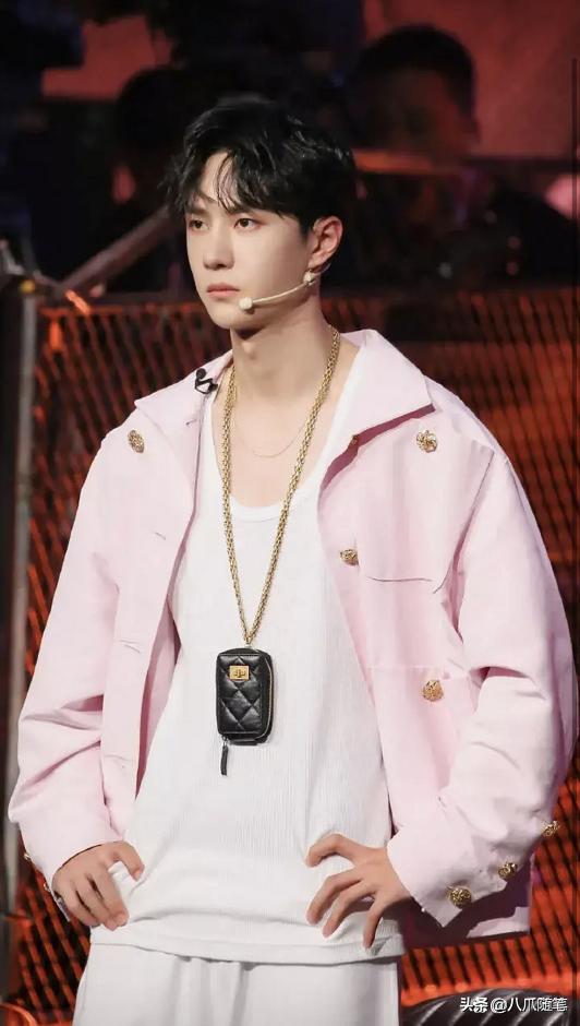 Pink Wang Yibo appeared again, and netizens shouted: It's trendy and ...