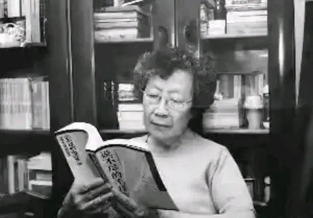 In 1975, recited "Deng Lou Fu" for the great man, listened to his ...