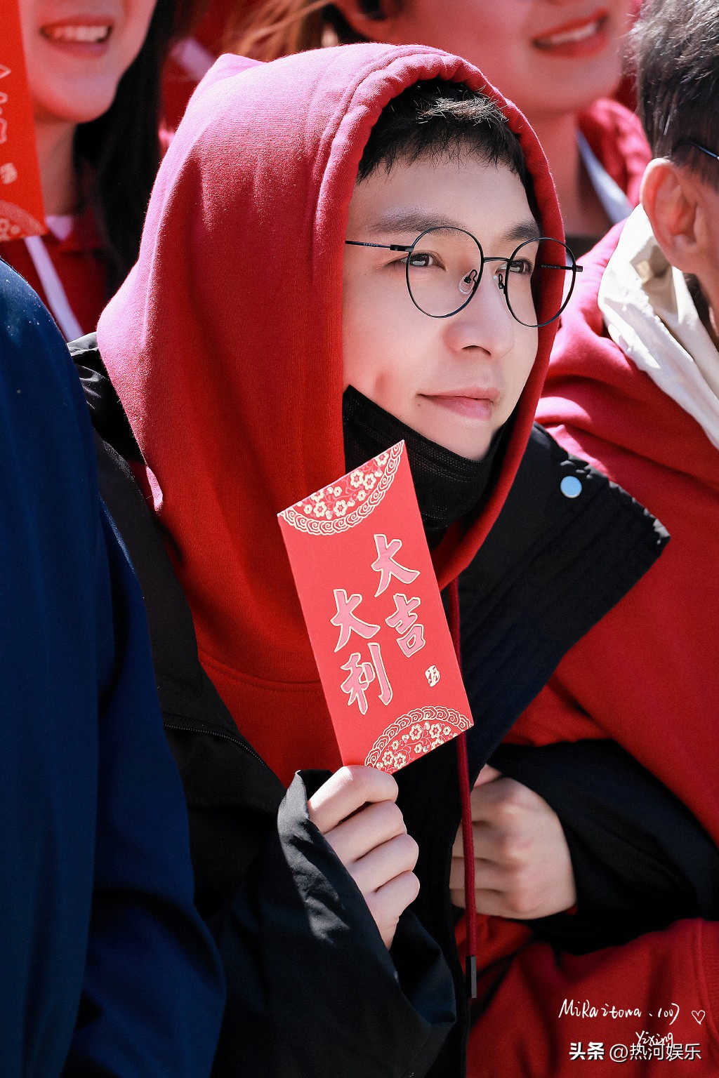 Zhang Yixing's "See You at Dawn" turned on Reuters, the red hooded ...