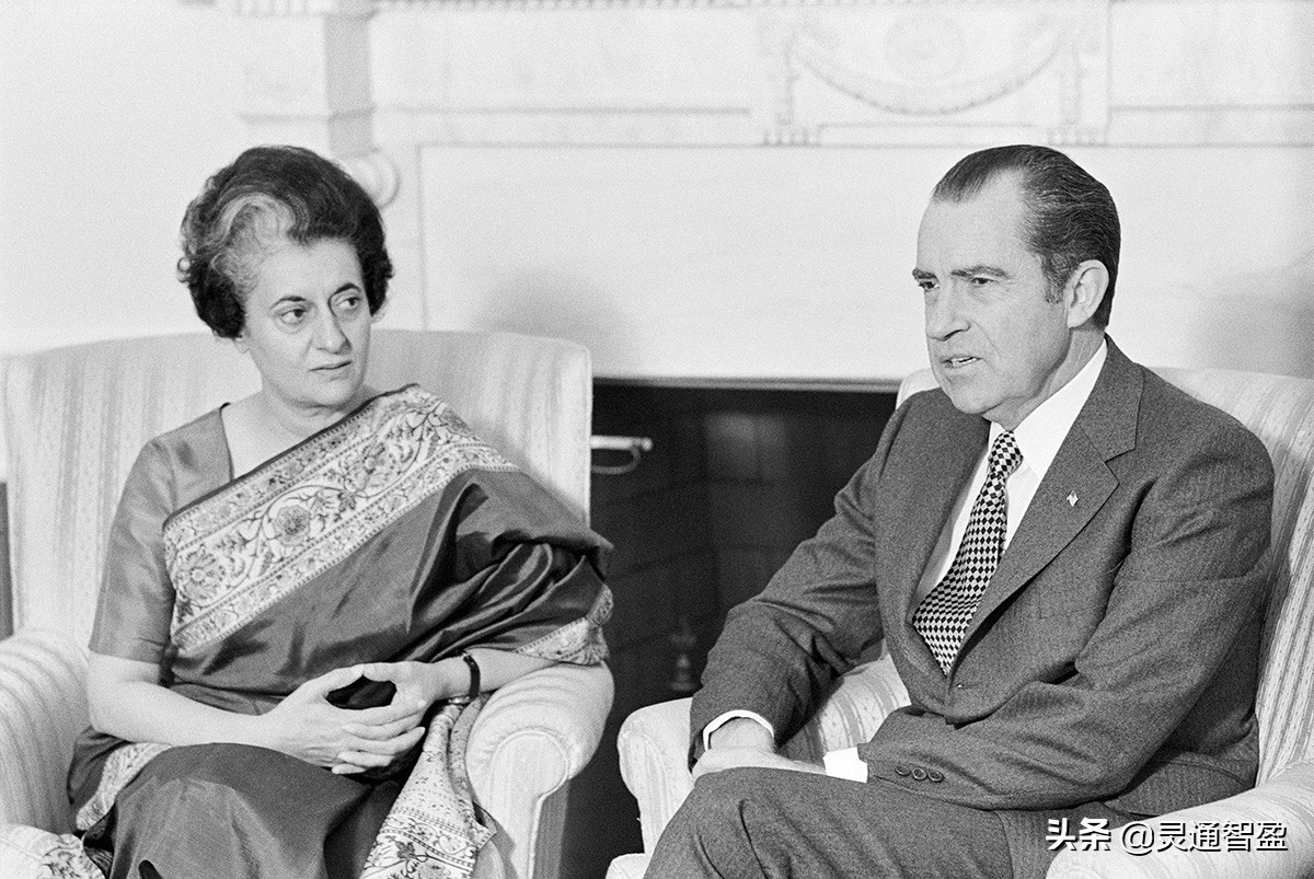 War of 1971: 100,000 Pakistani soldiers surrender to Indian troops - iNEWS