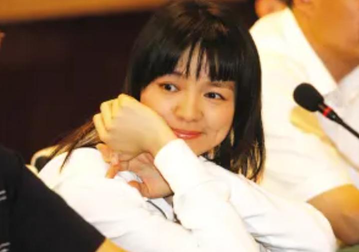 21 years ago, the talented Chinese female chess player changed her ...