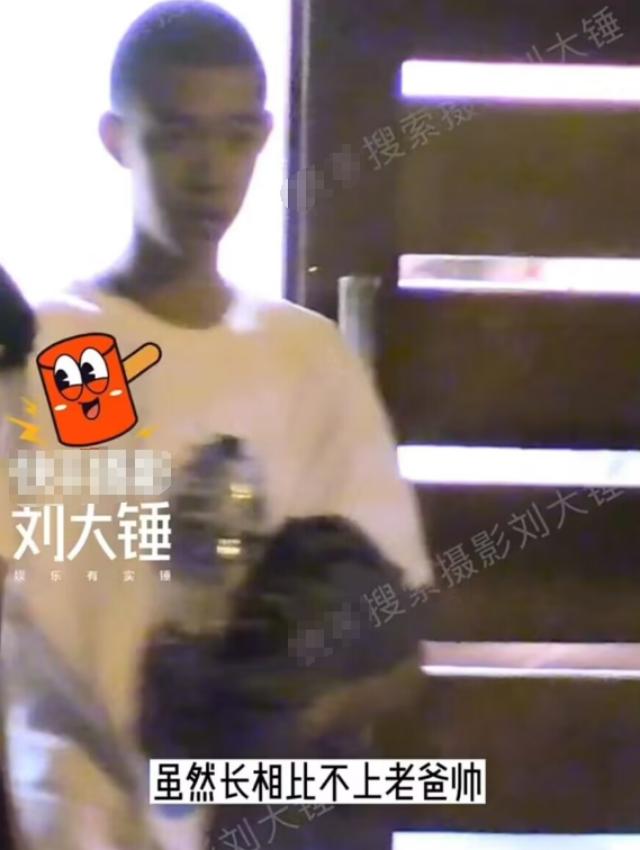 Jiang Wen and his son eat Korean food. The 14-year-old Jiang Jiro is ...