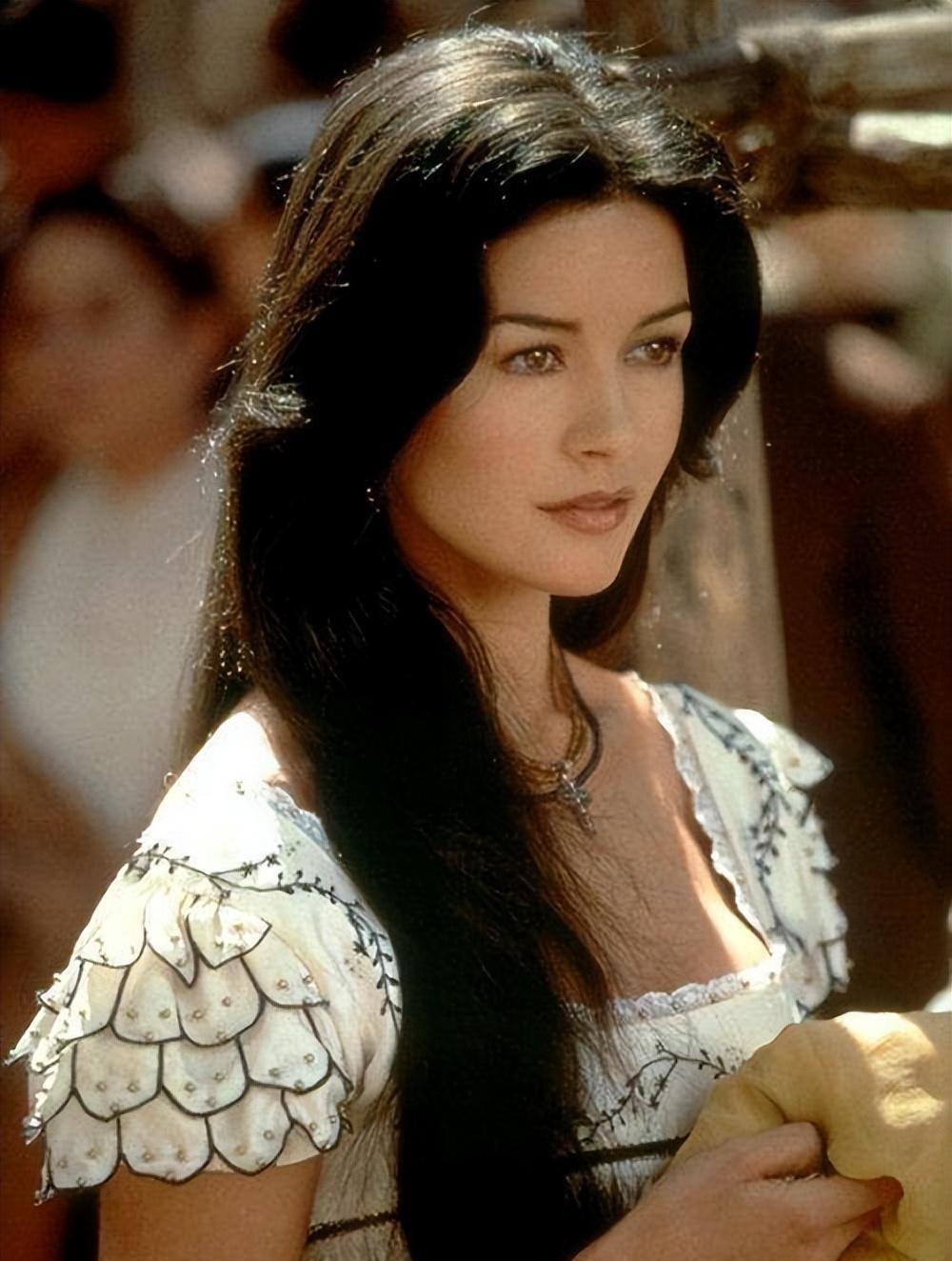 Zeta Jones: The Strong Woman Behind the Beauty, Amazing Story Revealed ...