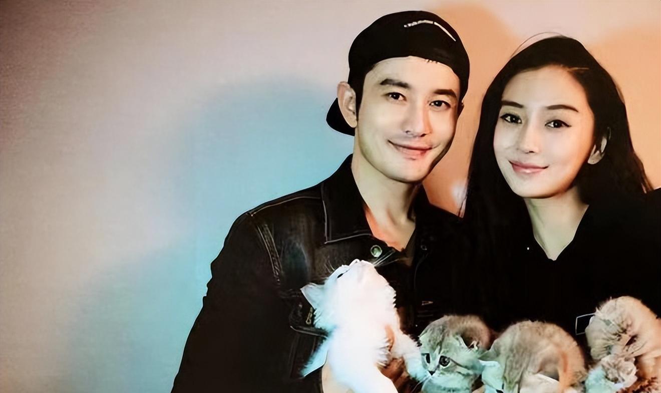Huang Xiaoming and Ye Ke attended a Christmas party together. Ye Ke ...