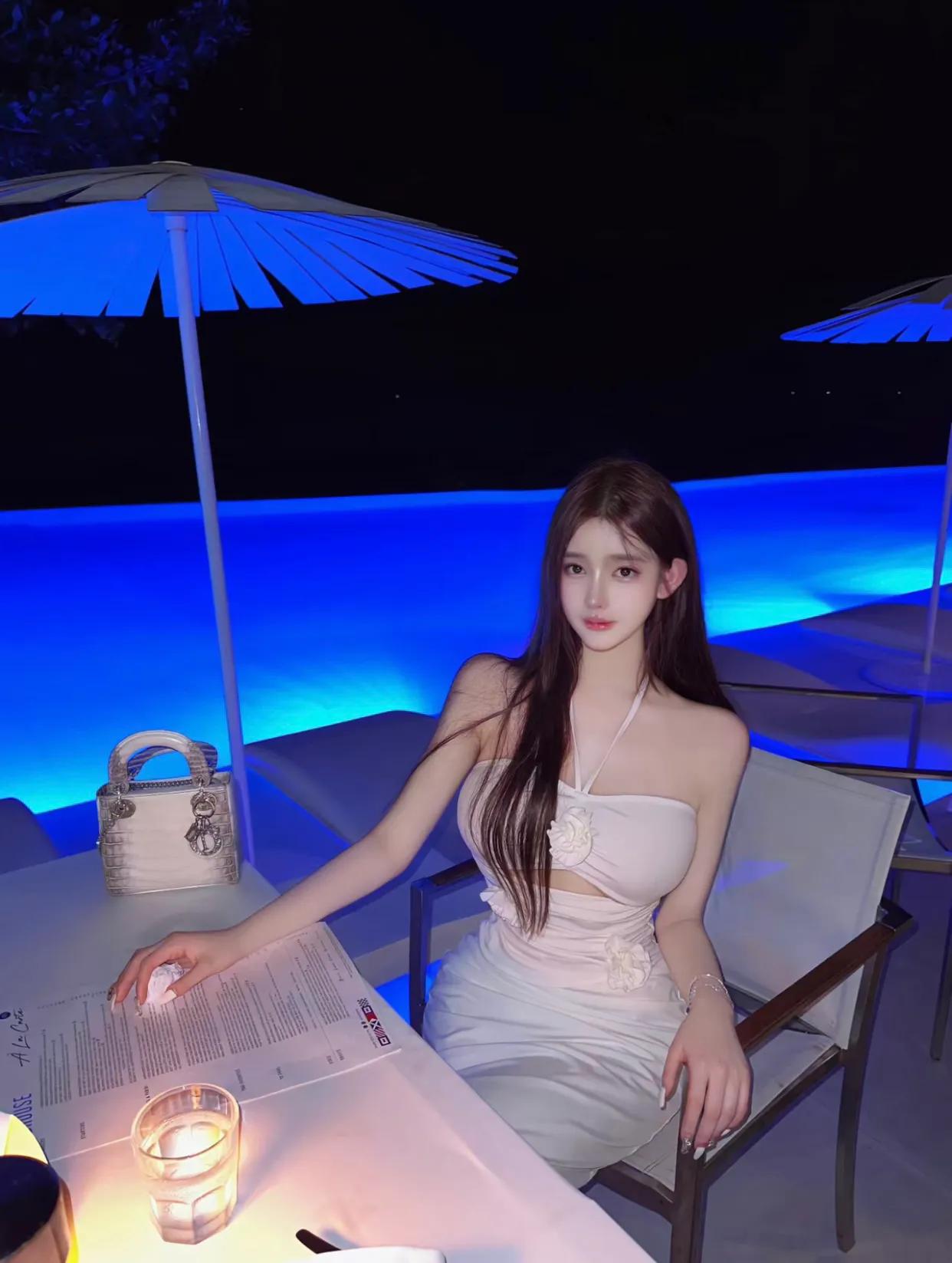 Ms. Han Ying's outfits and photo shoots - iMedia