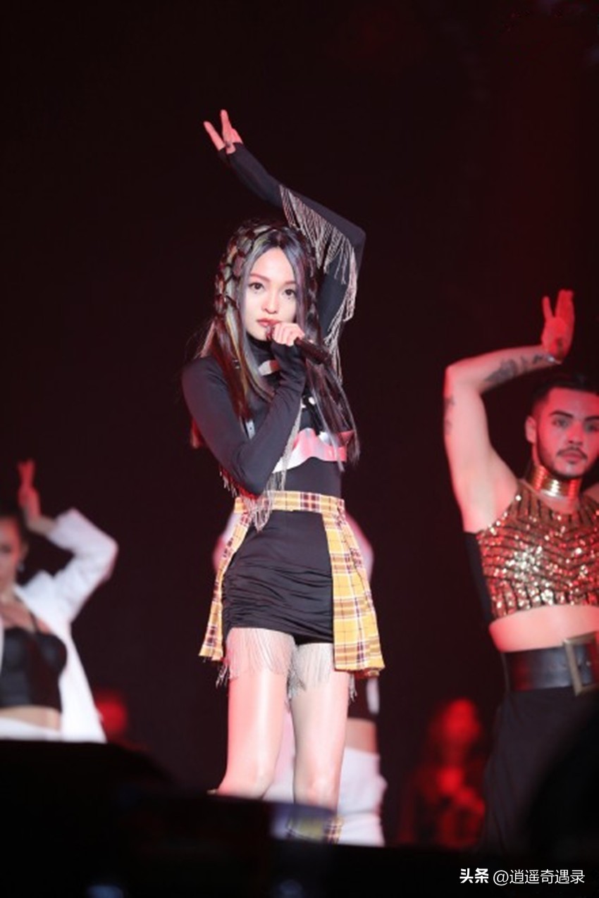 Angela Chang's concert in bright colored stockings made a stunning ...