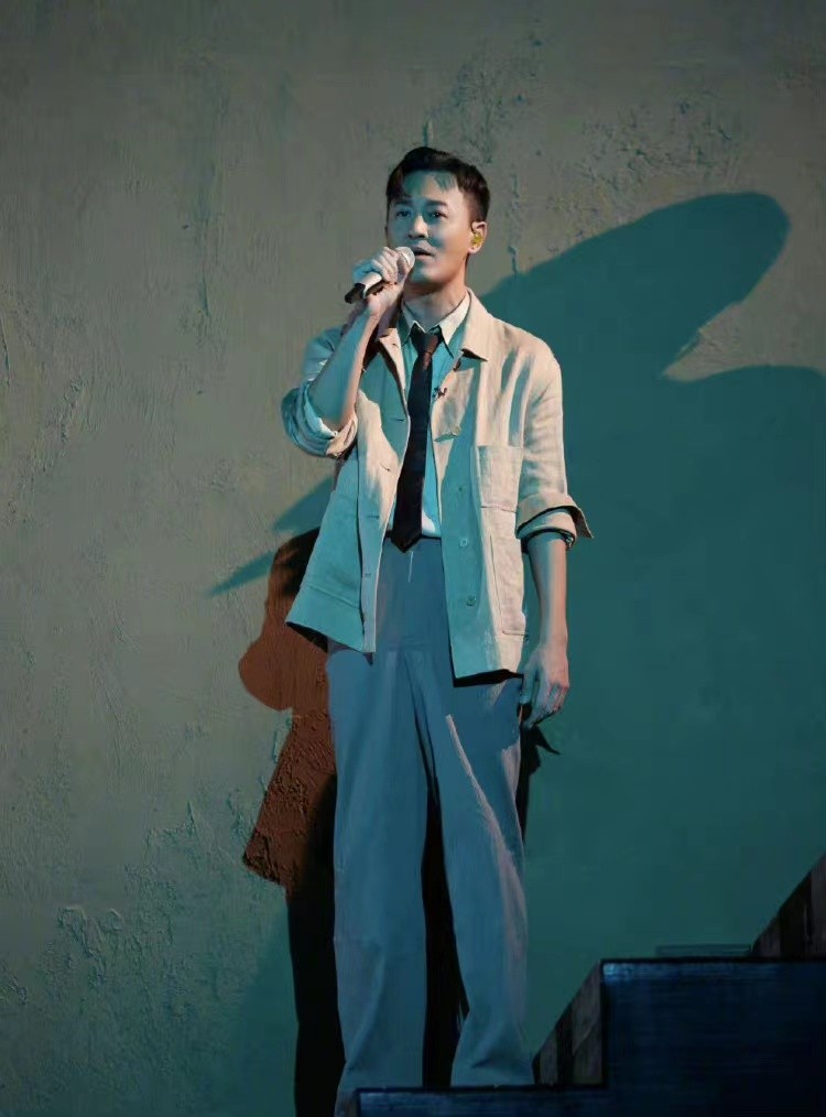 Zhang Xinyue took Lin Feng's parents on a trip on National Day. The ...