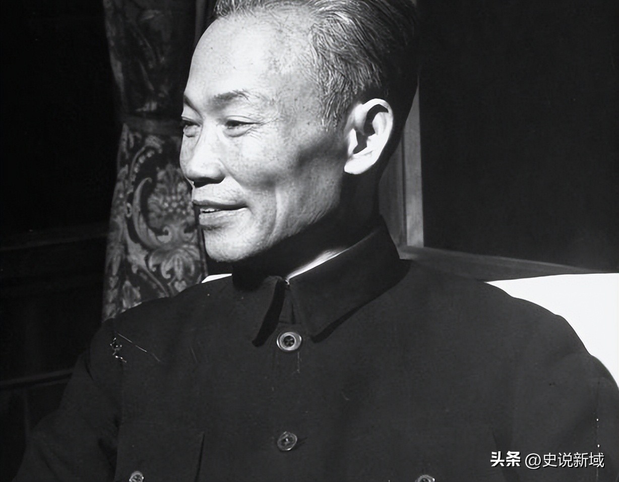 After meeting with Chen Cheng, Chiang Kai-shek raised his face and ...
