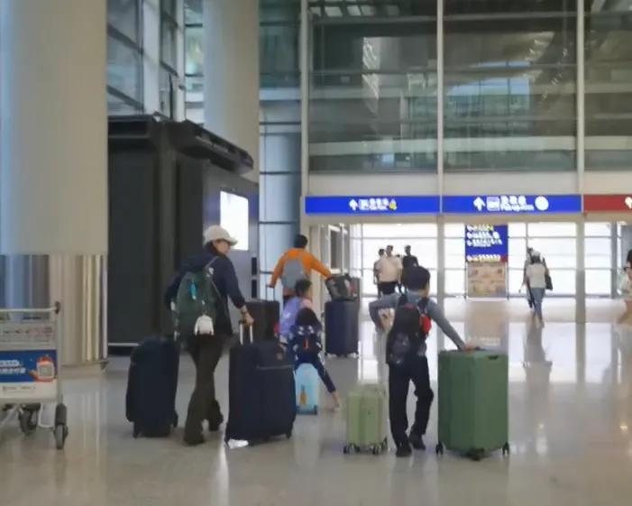 I ran into Guo Jingjing and Huo Qigang's family traveling back to Hong ...