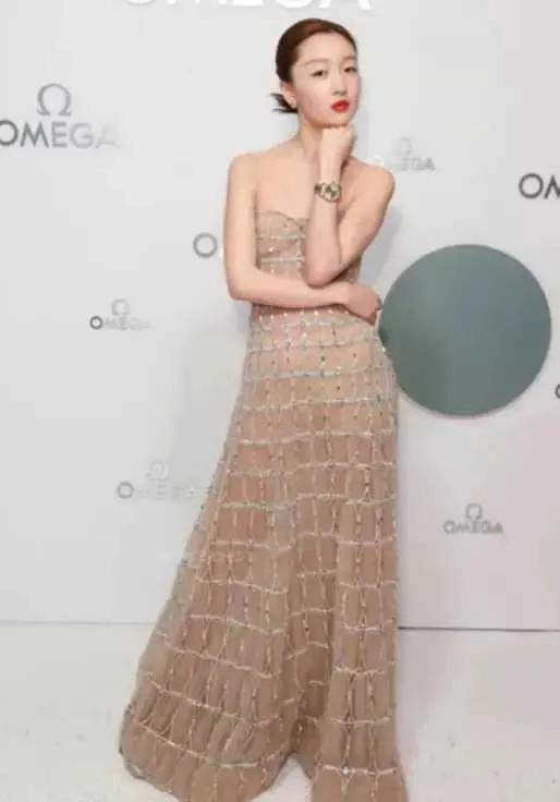 Sexy Embarrassment Journey: Zhou Dongyu's five-set battle in Cannes - iNEWS