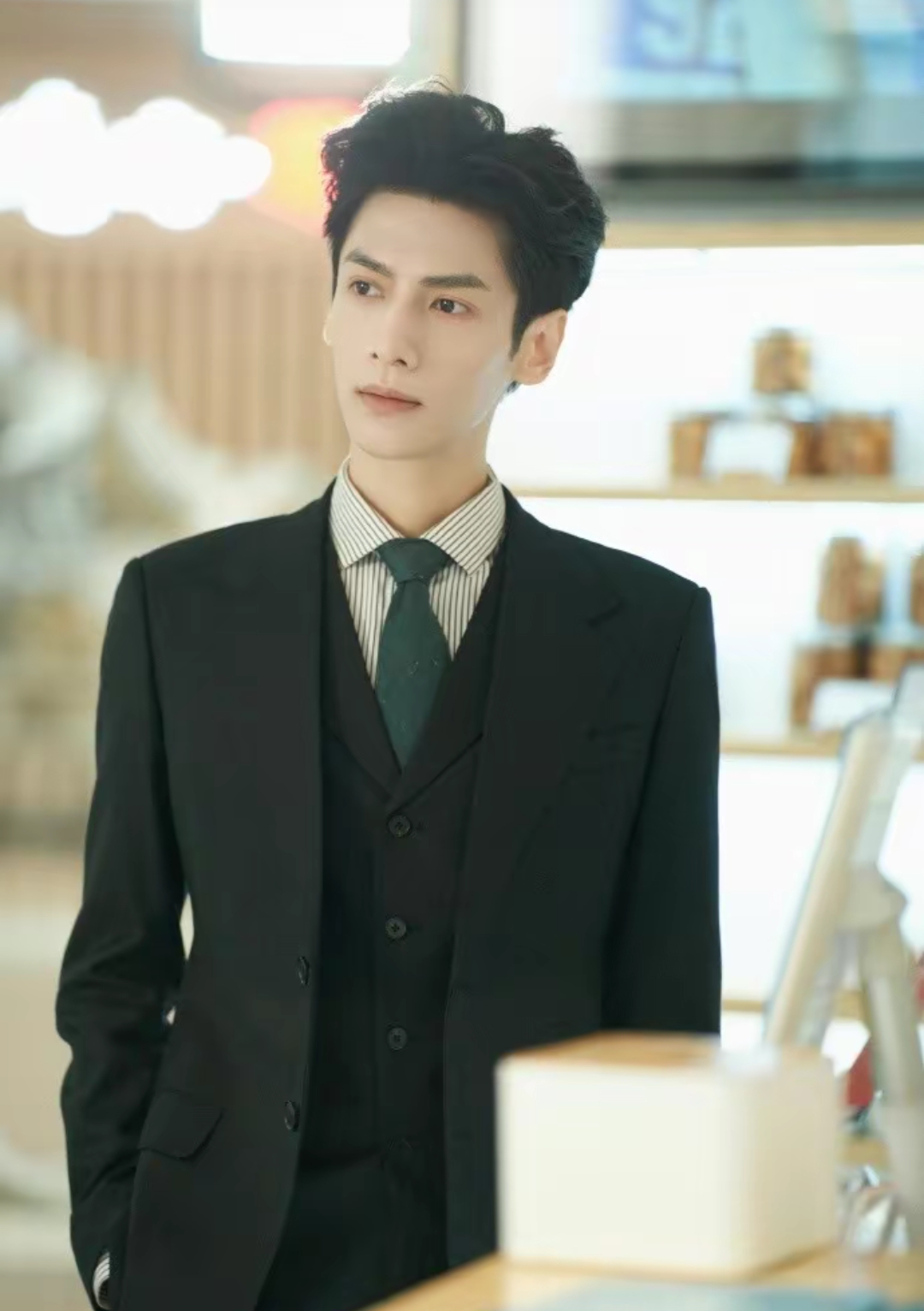 Luo Yunxi and Wu Qian's "Light Chaser" hit the street, who will take ...