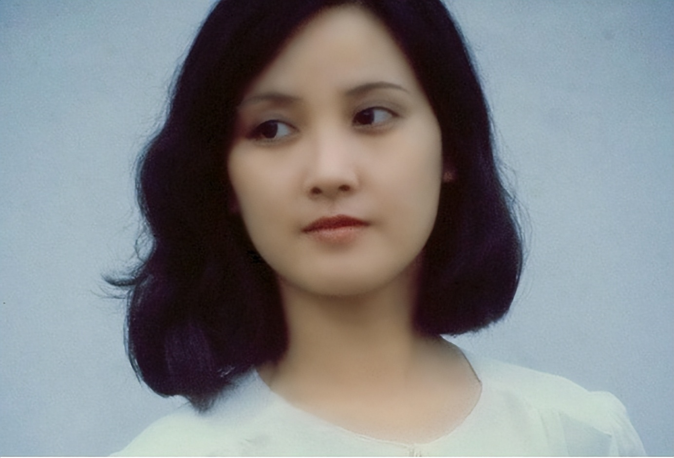 The 65-year-old Deng Jie is really aging gracefully, her dress is casual and simple, but her ...