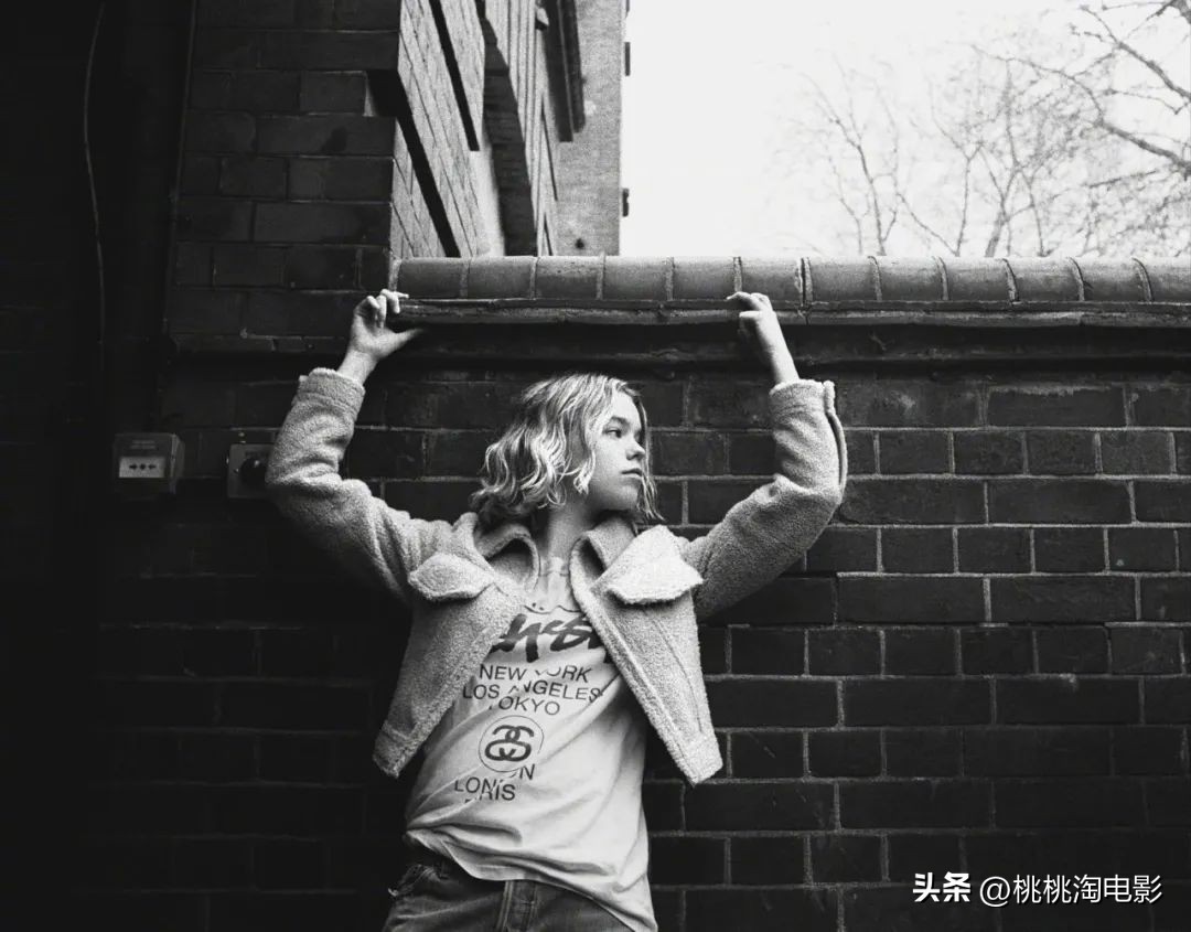 Millie Alcock, "Girl Rhaenella" in "Dragon Family", a 23-year-old ...