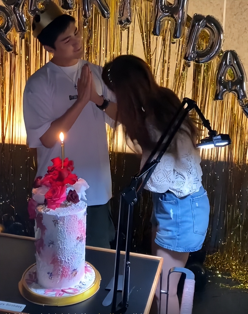 Medina celebrates her husband's birthday, Jiang Chao is kissed by his ...