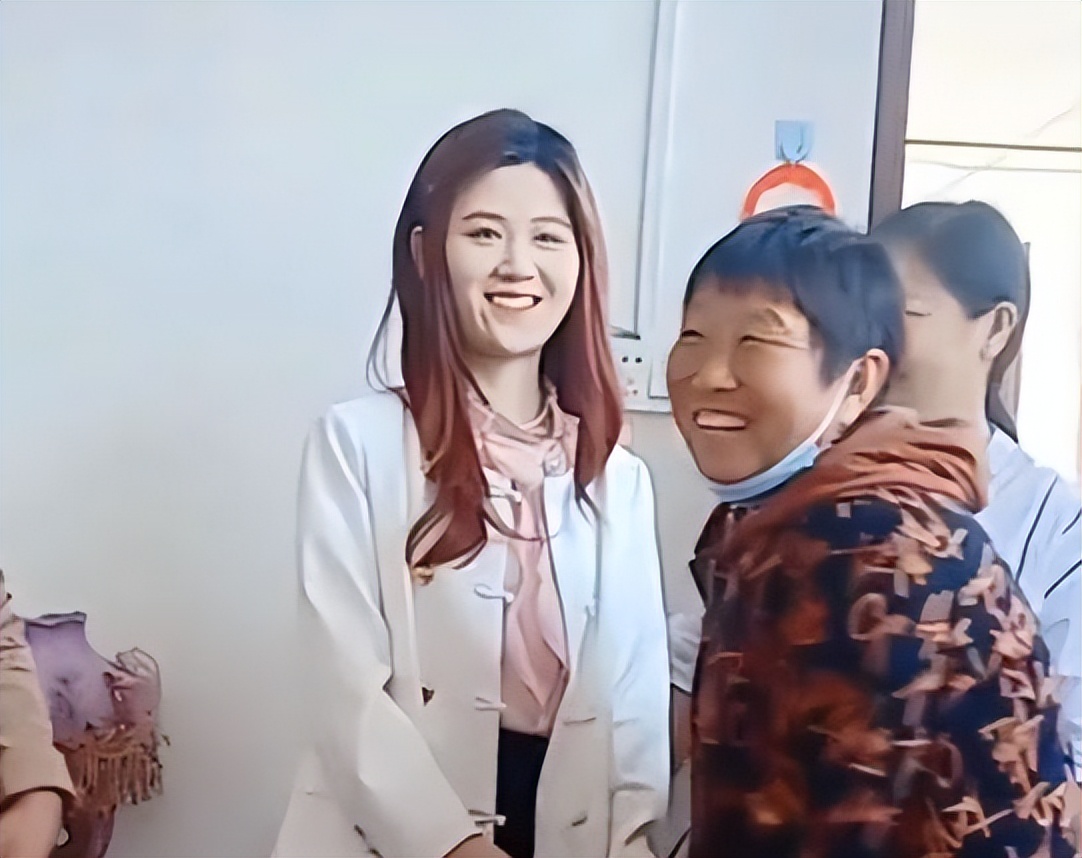 Chen Meng posted a wedding photo, and the ring finger "big diamond ring ...