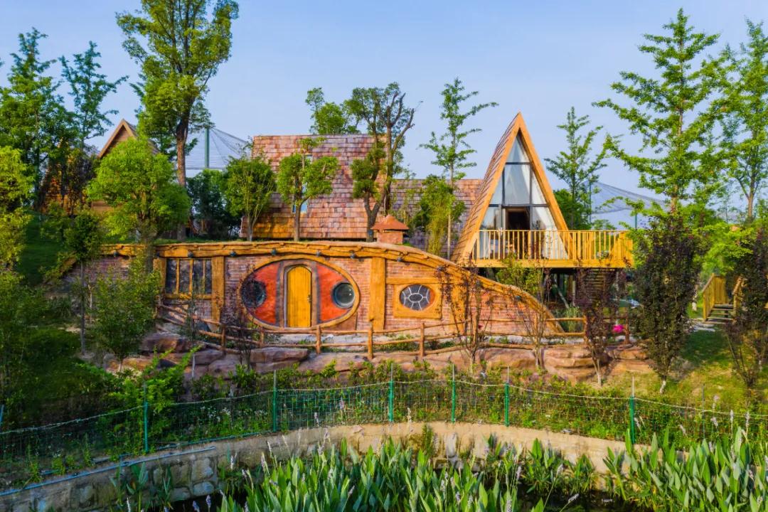 This treehouse hotel in the zoo is hard to find in one night, and it is ...