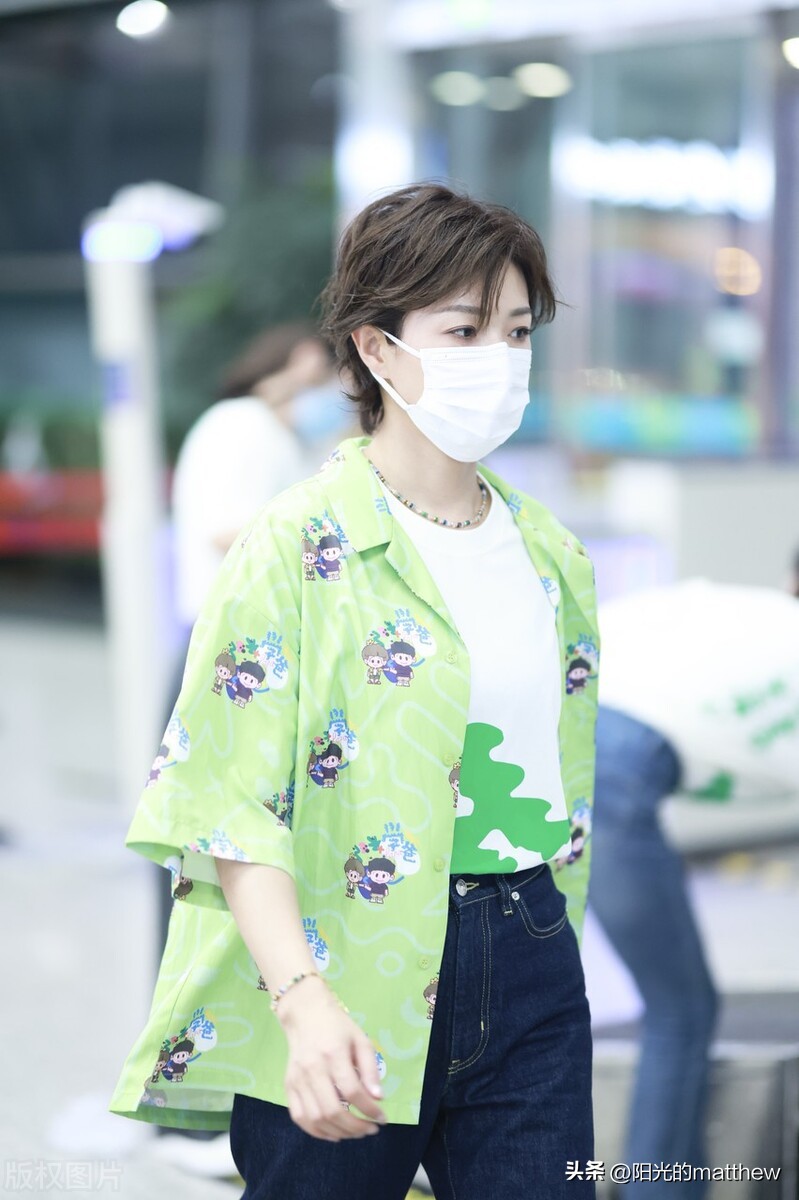 Wanxi's short hair is chic and handsome, and a delicate necklace is eye ...