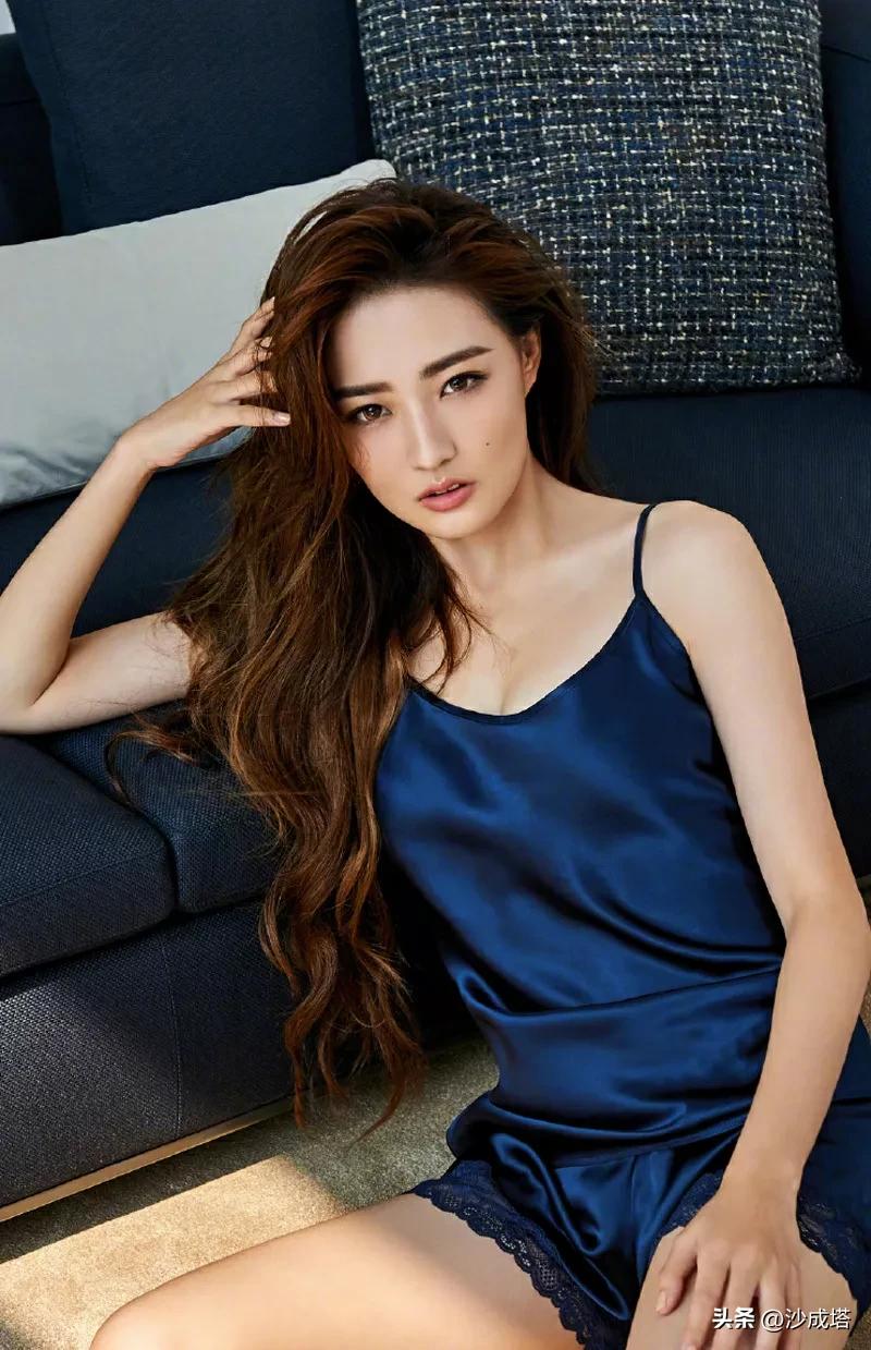 Sexy and charming Xu Lu - iNEWS