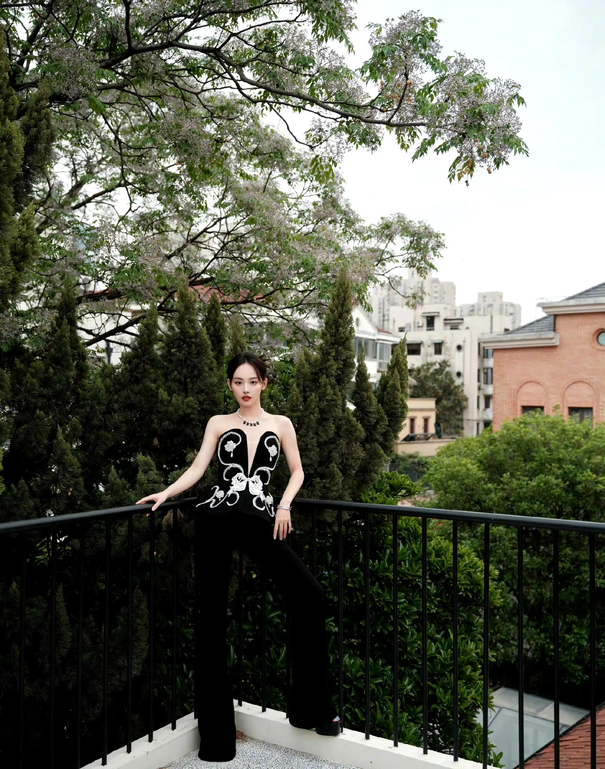 Zhang Jiani's high-end tube top dress - iNEWS