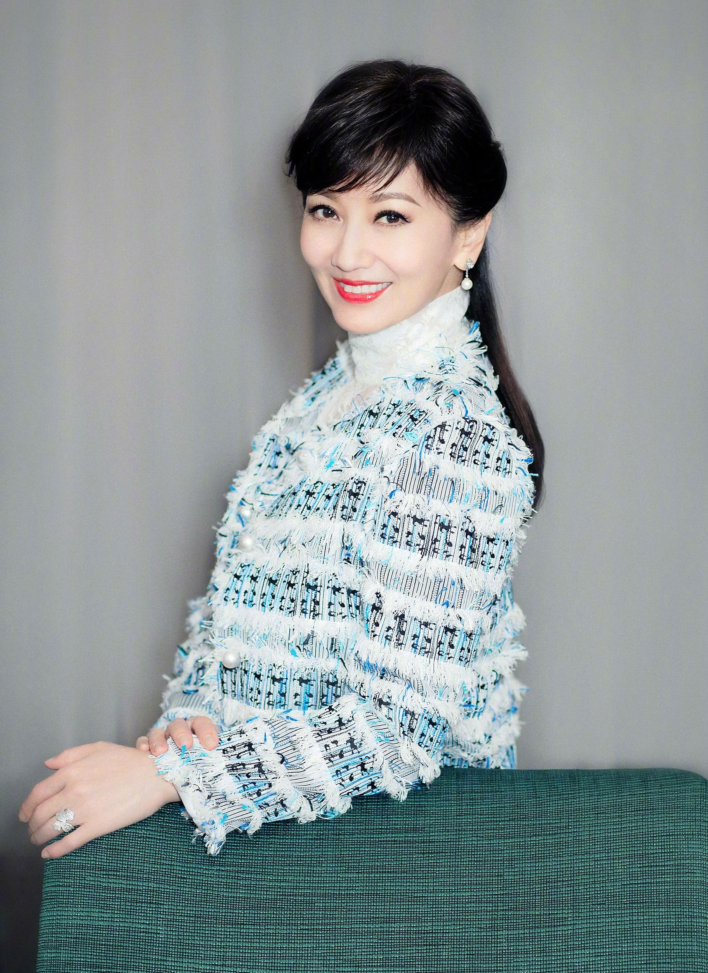 Ye Tong has gray hair at the age of 60, and his temperament is far from ...