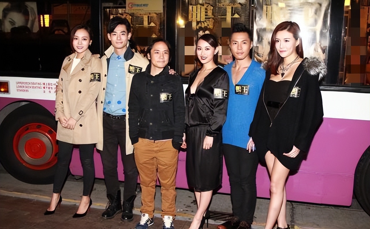 Yuan Jiamin is in great shape. She shows off her figure in a satin ...